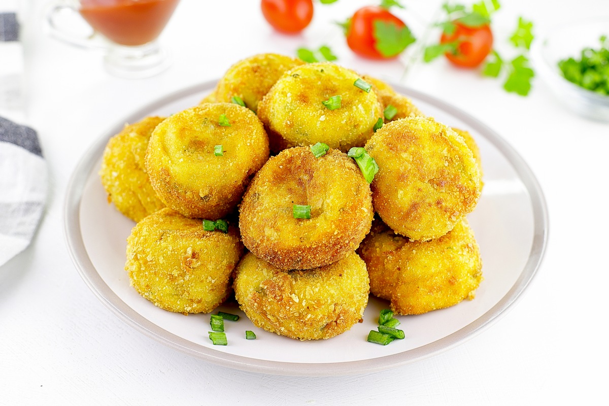 Картофельные шарики из пюре с сыром в панировке на сковороде: рецепт с ...