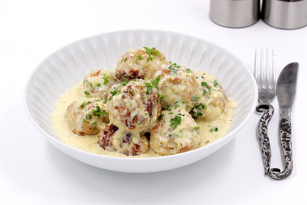 Куриные фрикадельки в сливочном соусе - рецепт с фото пошагово | Меню ...